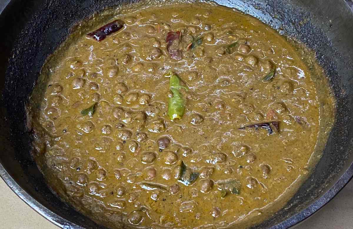 Kerala Varutharacha Kadala Curry Recipe | ഇറച്ചിക്കറിയുടെ രുചിയി ...