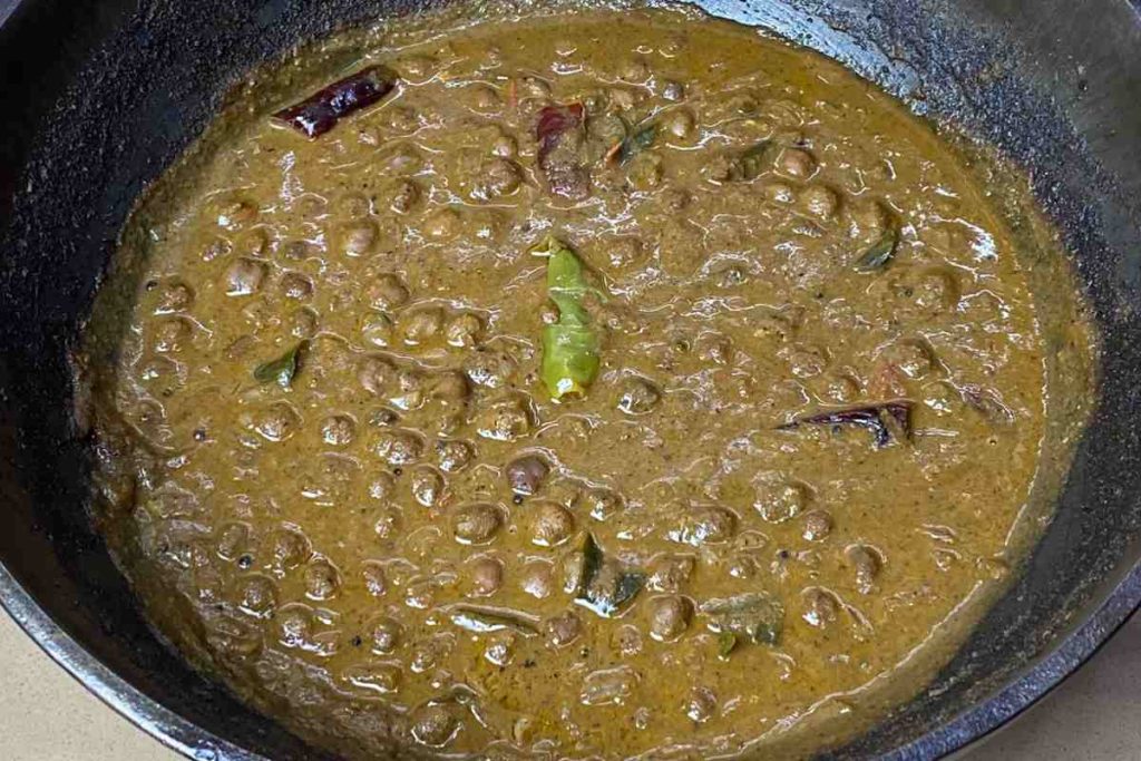 Kerala Varutharacha Kadala Curry Recipe | ഇറച്ചിക്കറിയുടെ രുചിയി ...